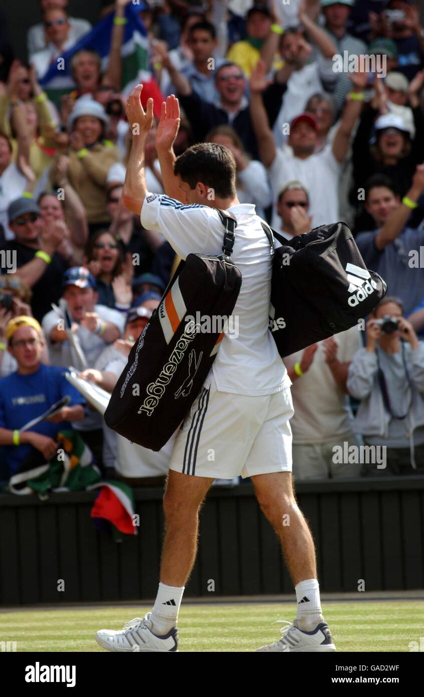 Tennis henman waves hi-res stock photography and images - Alamy