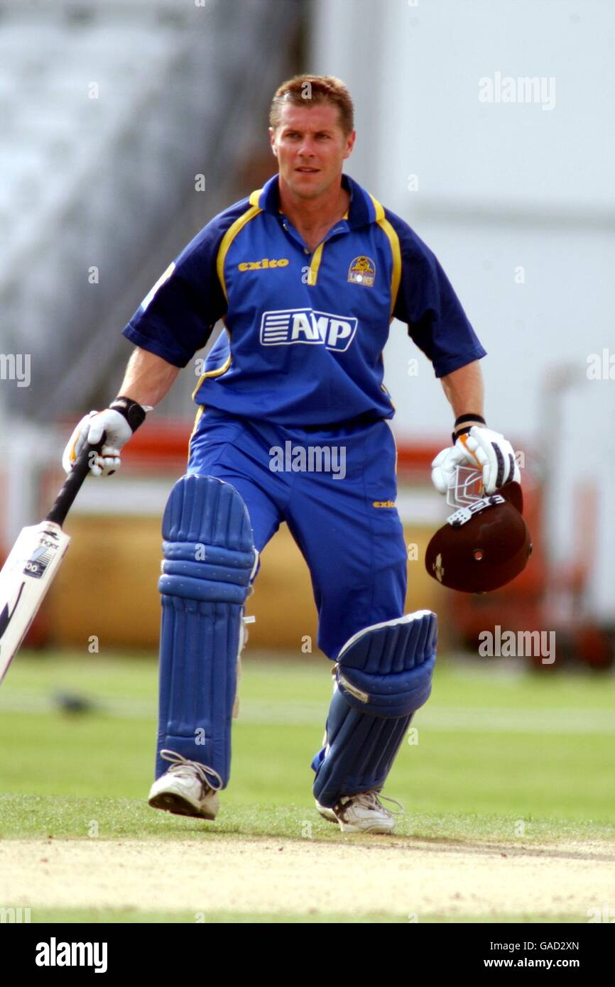 Cricket - Norwich Union League - Division One - Surrey v Sussex. Ian ...