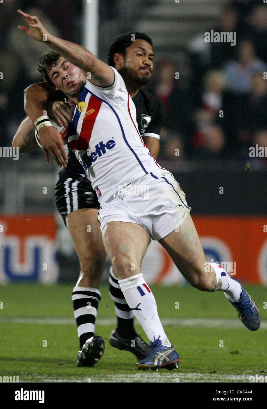 Great Britain's Paul Wellens tackled by New Zealand's Clinton Toopi ...