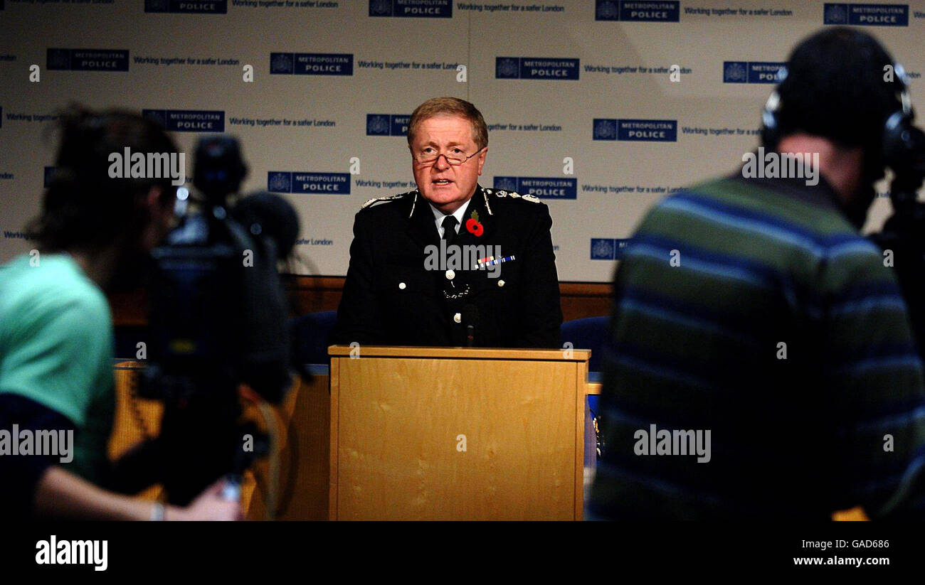 Metropolitan Police Commissioner Sir Ian Blair gives a statement at New ...