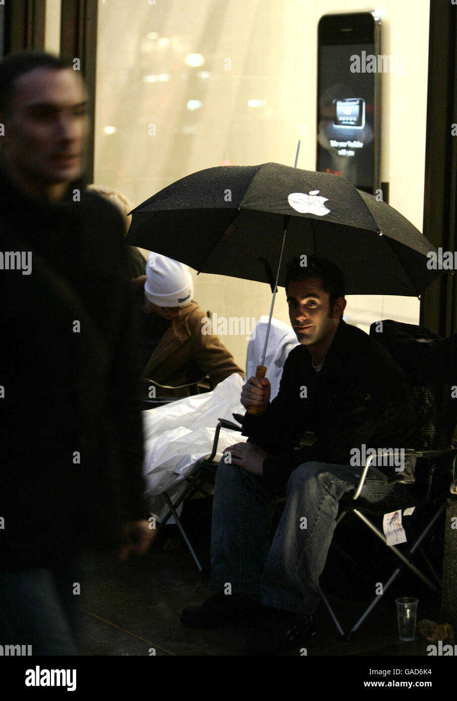 Fans wait 24 hours for new iPhone Stock Photo - Alamy