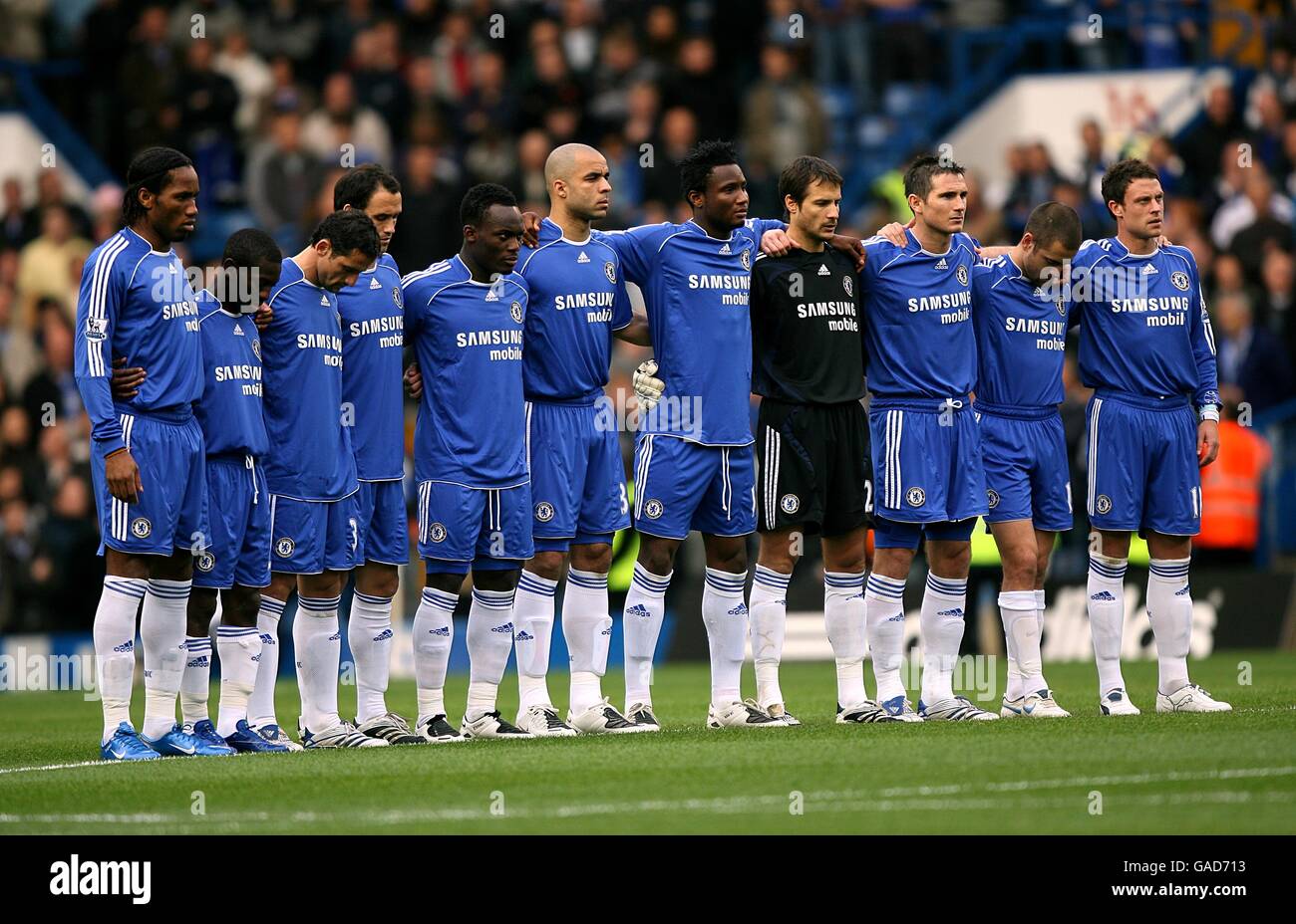 Chelsea players observe a moments silence hi-res stock photography and ...