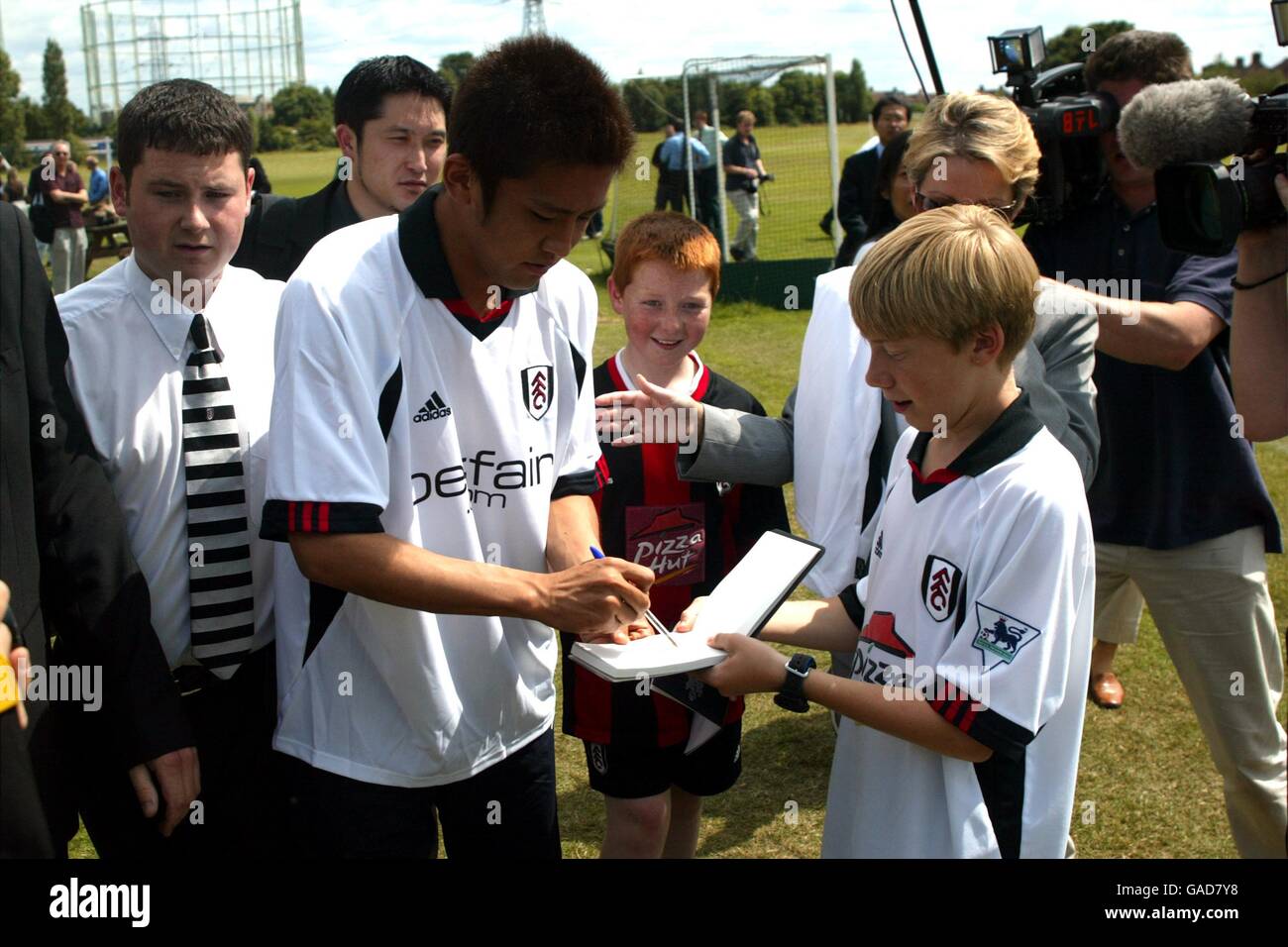 Fulham's new signing Junichi Inamoto signs autographs for fans Stock ...
