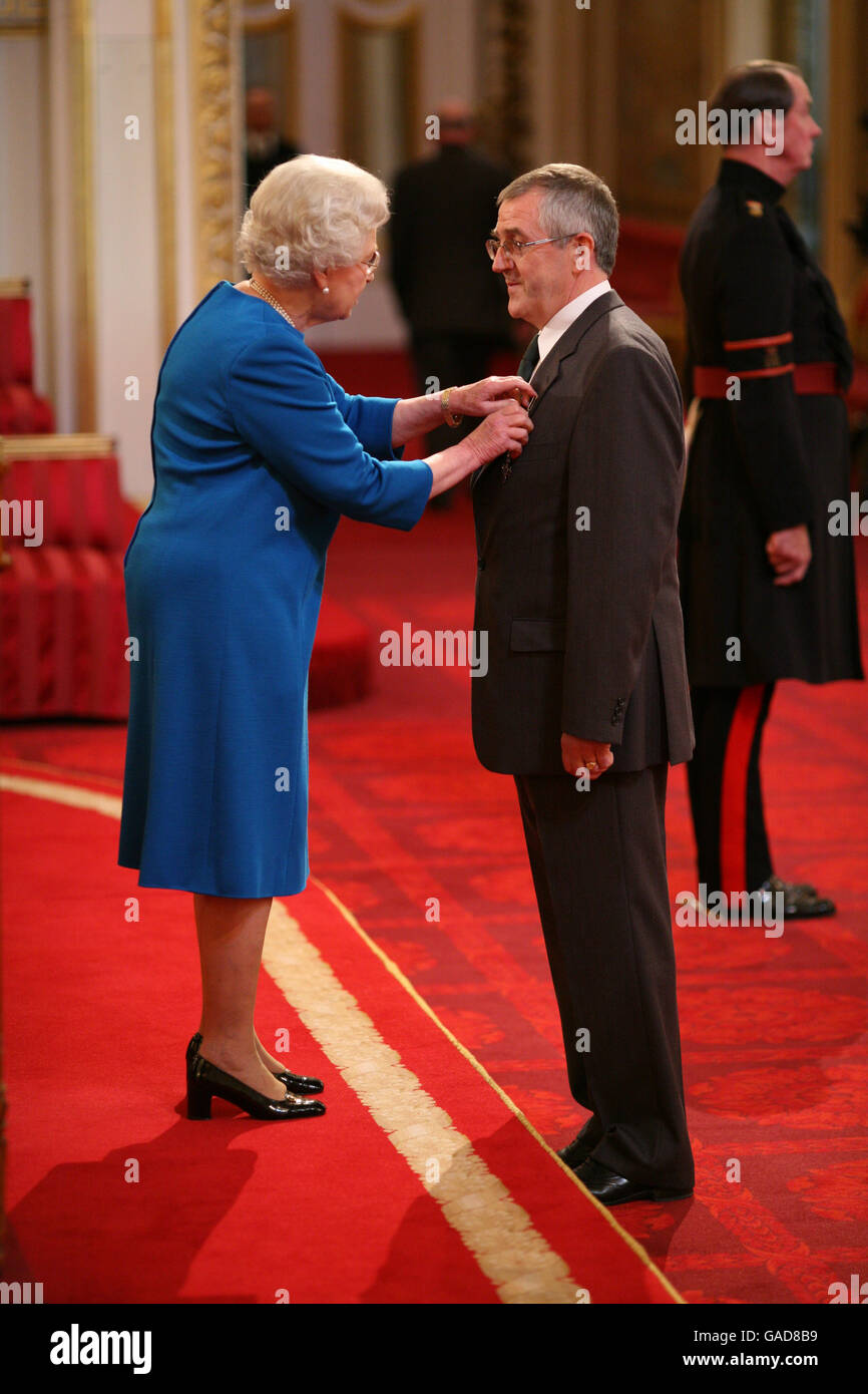 David mckinlay clitheroe made mbe queen buckingham palace hi-res stock ...