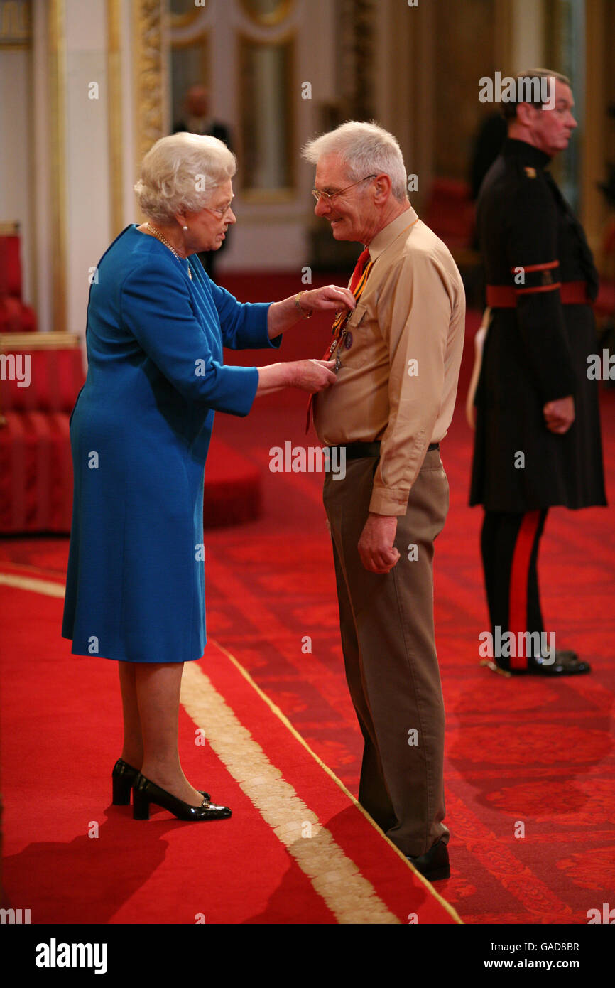 Made mbe by queen buckingham palace hi-res stock photography and images ...