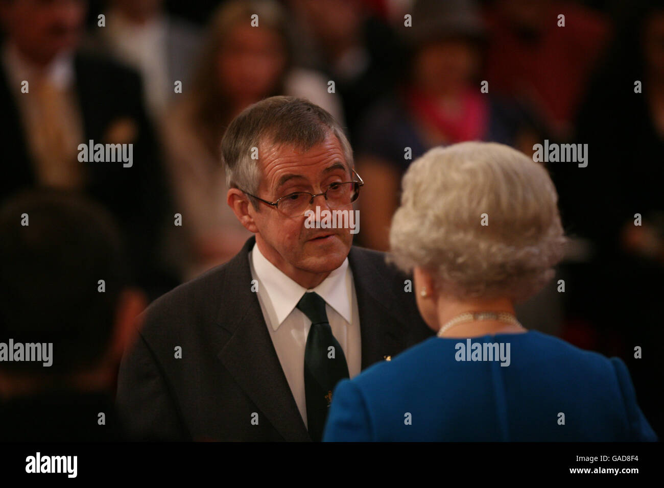 David mckinlay clitheroe made mbe queen buckingham palace hi-res stock ...