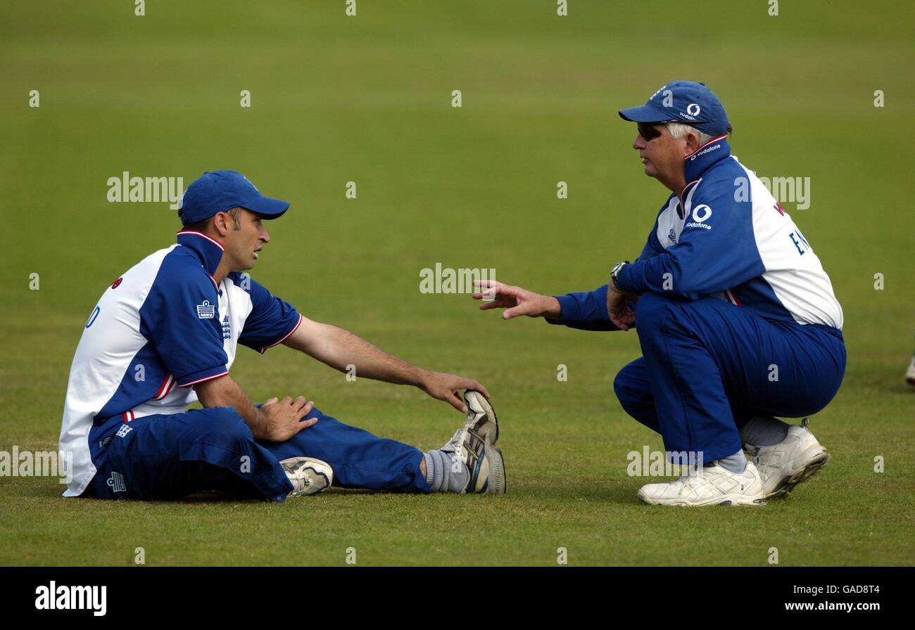 Coach Duncan Fletcher chats to captain Nasser Hussain Stock Photo - Alamy