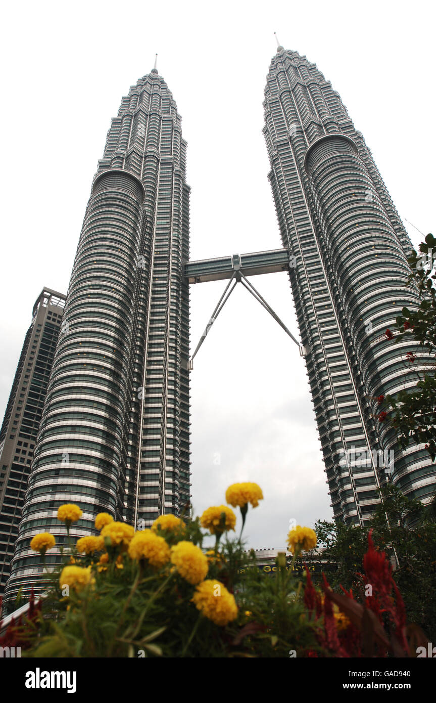 These towers, which were designed by Cesar Pelli, an Argentine-American ...