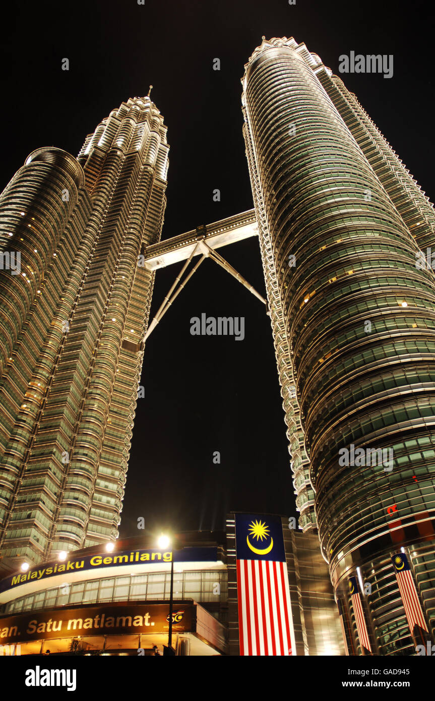 These towers, which were designed by Cesar Pelli, an Argentine-American ...