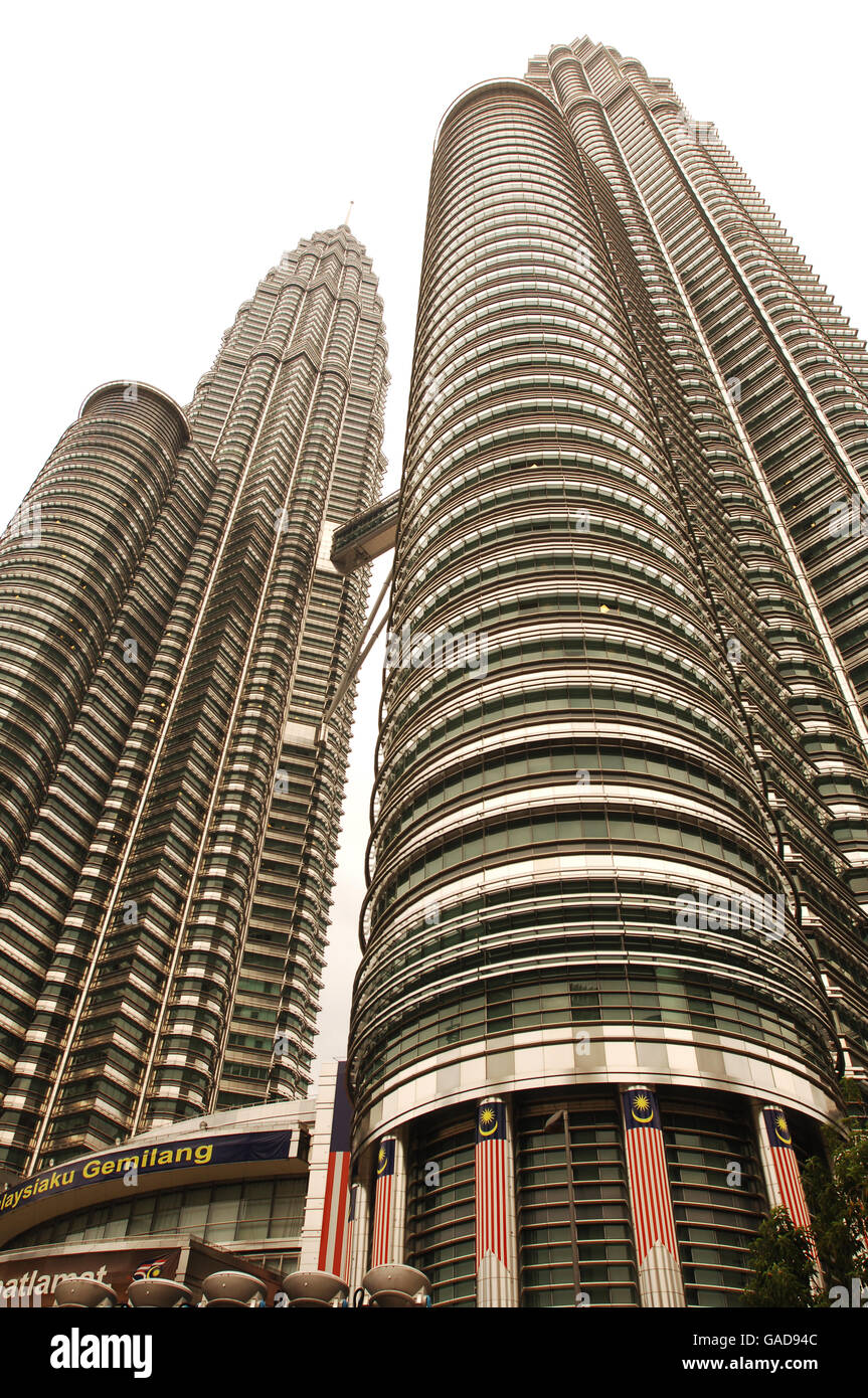 These towers, which were designed by Cesar Pelli, an Argentine-American ...