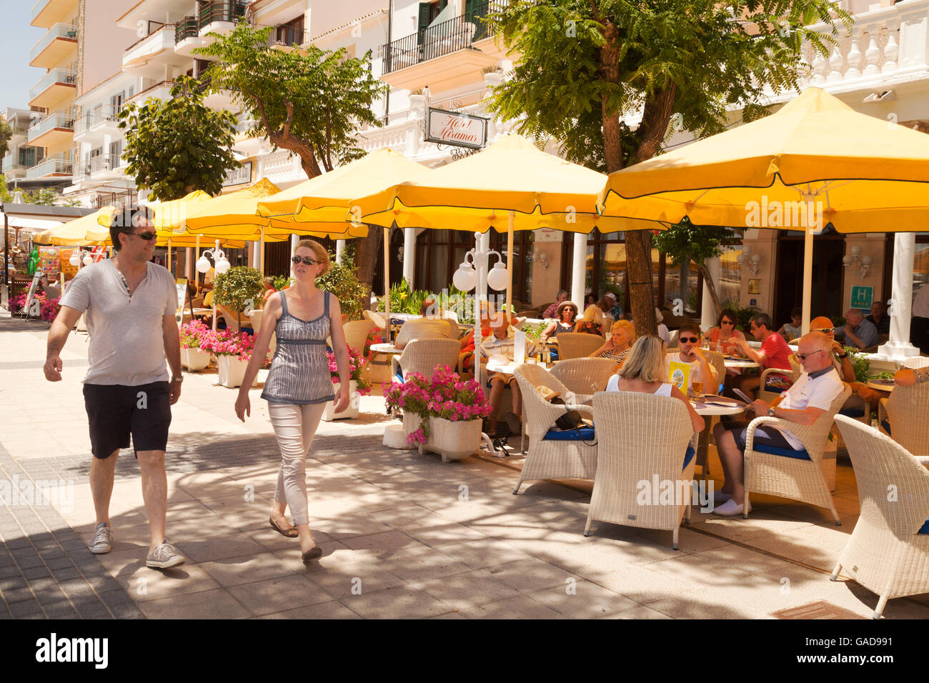 Tourists on the promenade, Puerto Pollensa, Mallorca ( Majorca ...