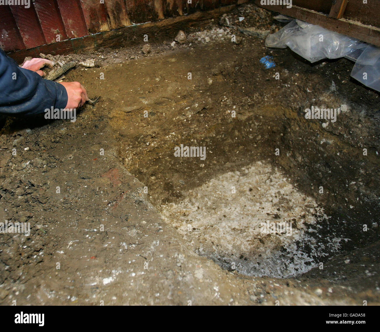 Forensic archaeologist hi-res stock photography and images - Alamy