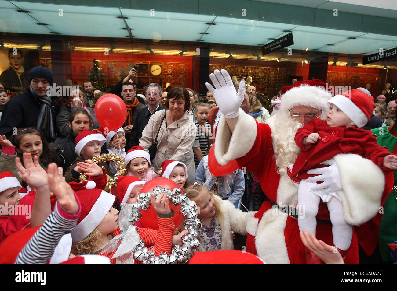 Santa arrives in Dublin Stock Photo - Alamy