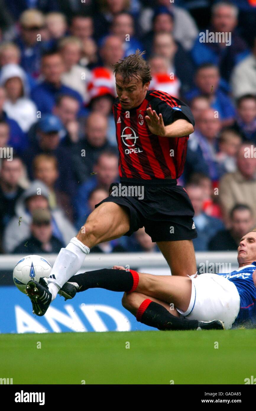 l-r; AC Milan's Dario Simic is tackled by Rangers Peter Lovenkrands Stock Photo - Alamy