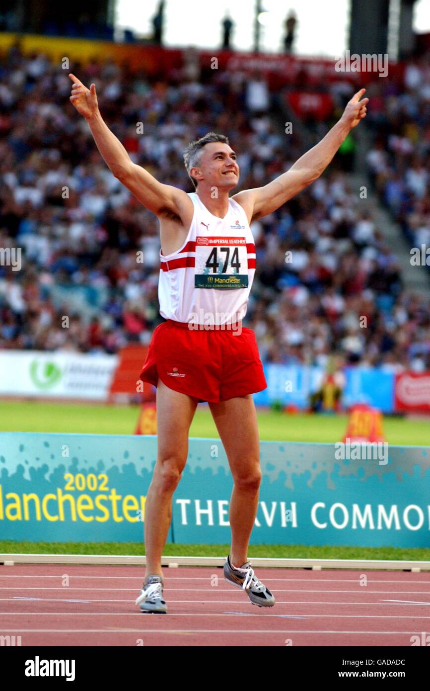 Jonathan Edwards celebrates his winning jump in the triple jump Stock ...