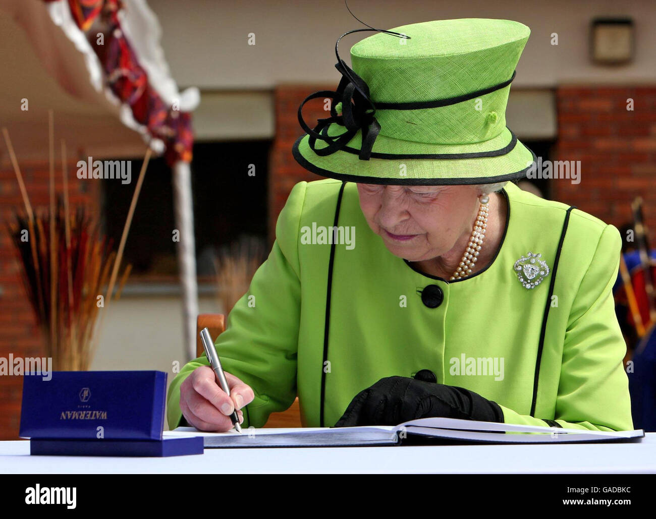 Royalty - Queen Elizabeth II Visit to Uganda Stock Photo - Alamy