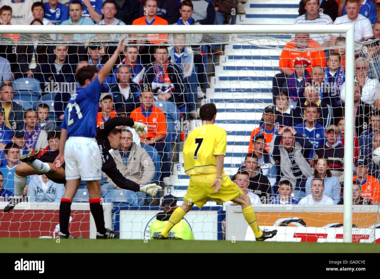 Rangers' goalkeeper Stefan Klos is unable to keep out the shot by Leeds ...