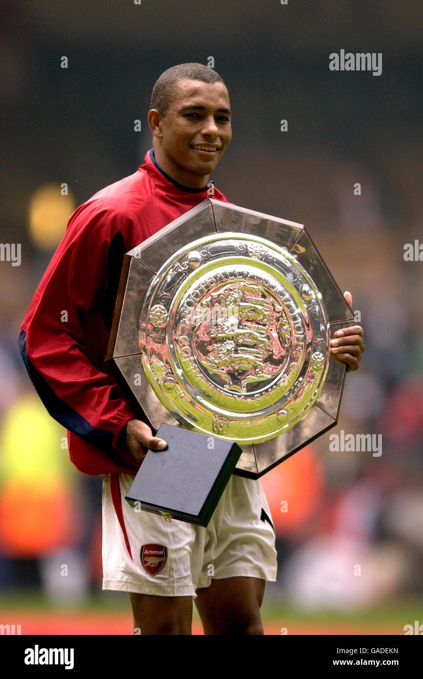 Gilberto silva arsenal trophy hi-res stock photography and images - Alamy