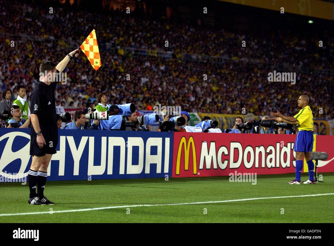 Assistant referee philip sharp hi-res stock photography and images - Alamy