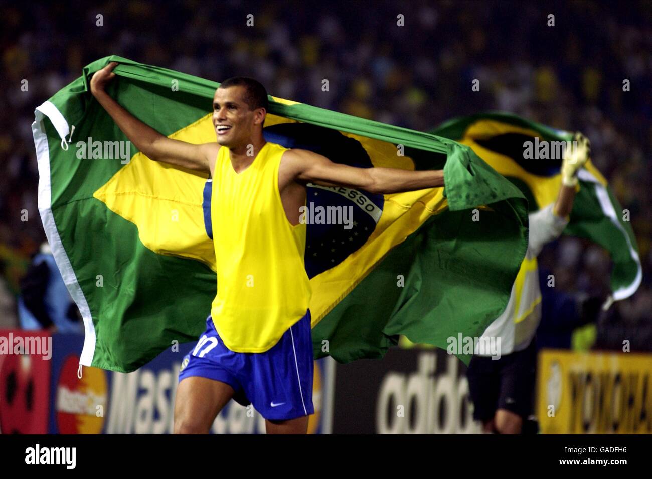 World cup 2002 brazilian celebrates hi-res stock photography and images ...