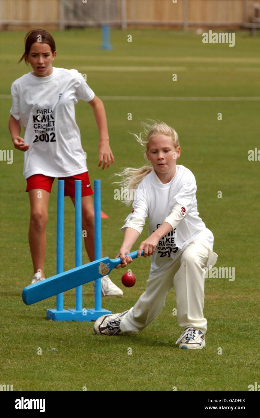 Girls cricket surrey hi-res stock photography and images - Alamy