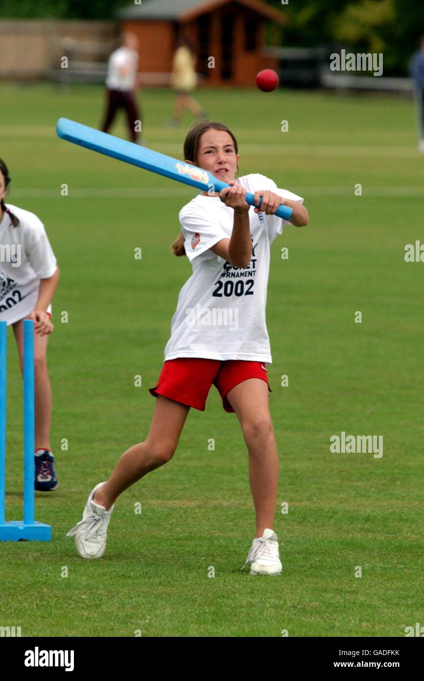 Girls cricket surrey hi-res stock photography and images - Alamy