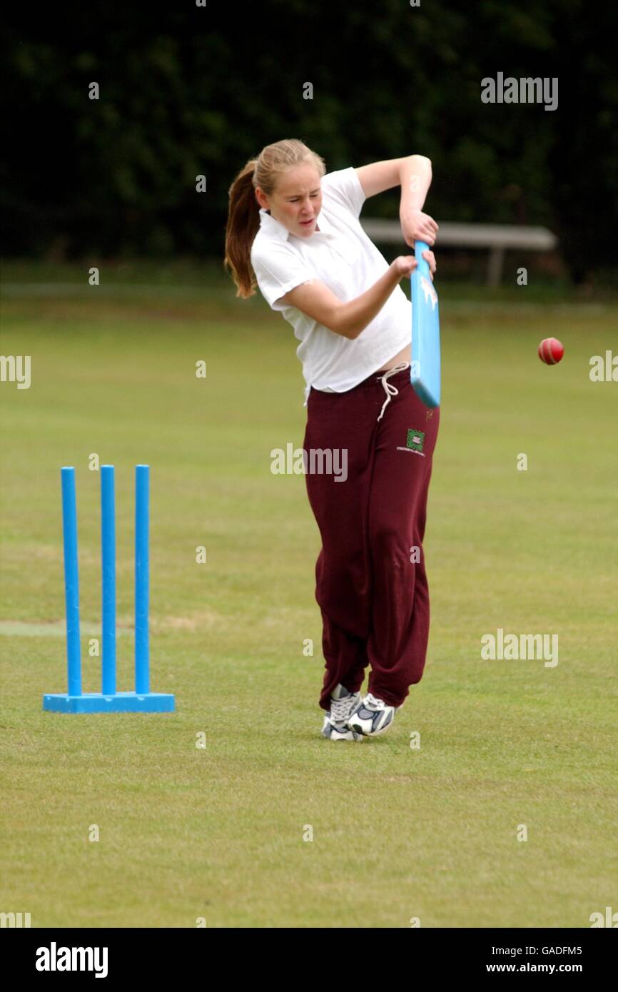 Girls cricket surrey hi-res stock photography and images - Alamy