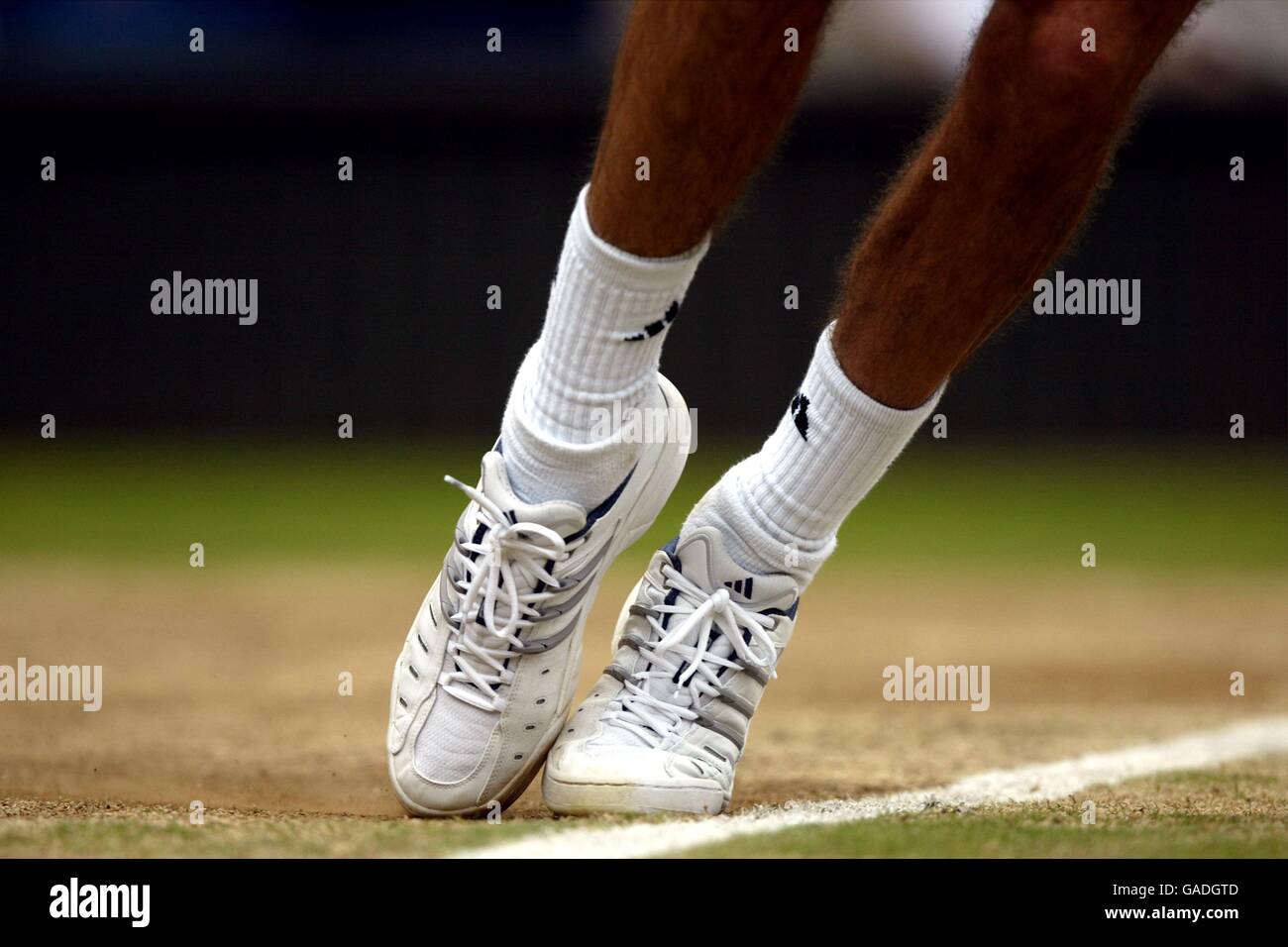 Tim Henman's feet as he serves against Lleyton Hewitt Stock Photo - Alamy