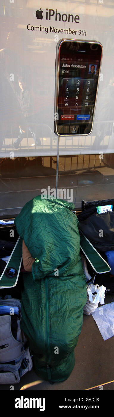 Fans wait 24 hours for new iPhone Stock Photo - Alamy