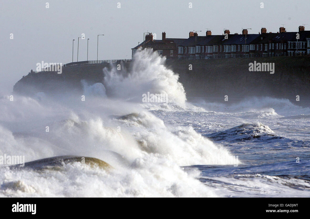 High tides batter the Whitley Bay coast as winds hit the north eat of ...