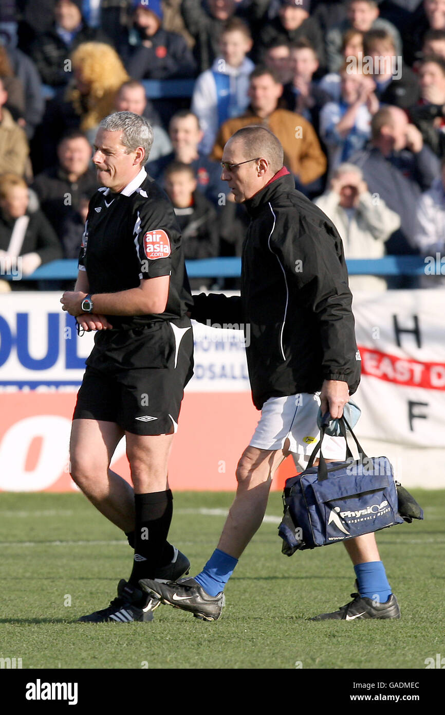 Referee richard beeby hi-res stock photography and images - Alamy