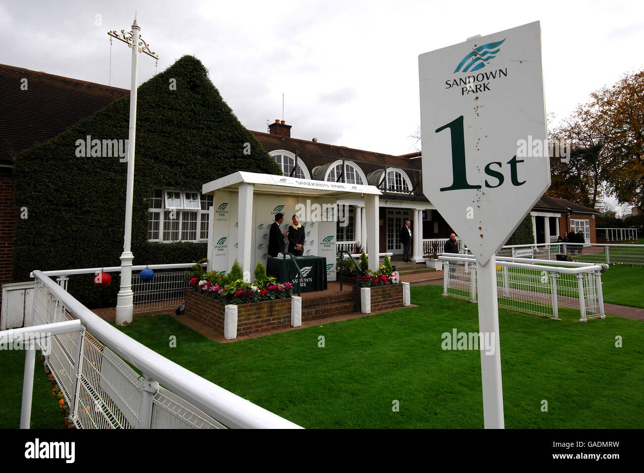 Winners enclosure gentlemens day sandown racecourse hi-res stock ...