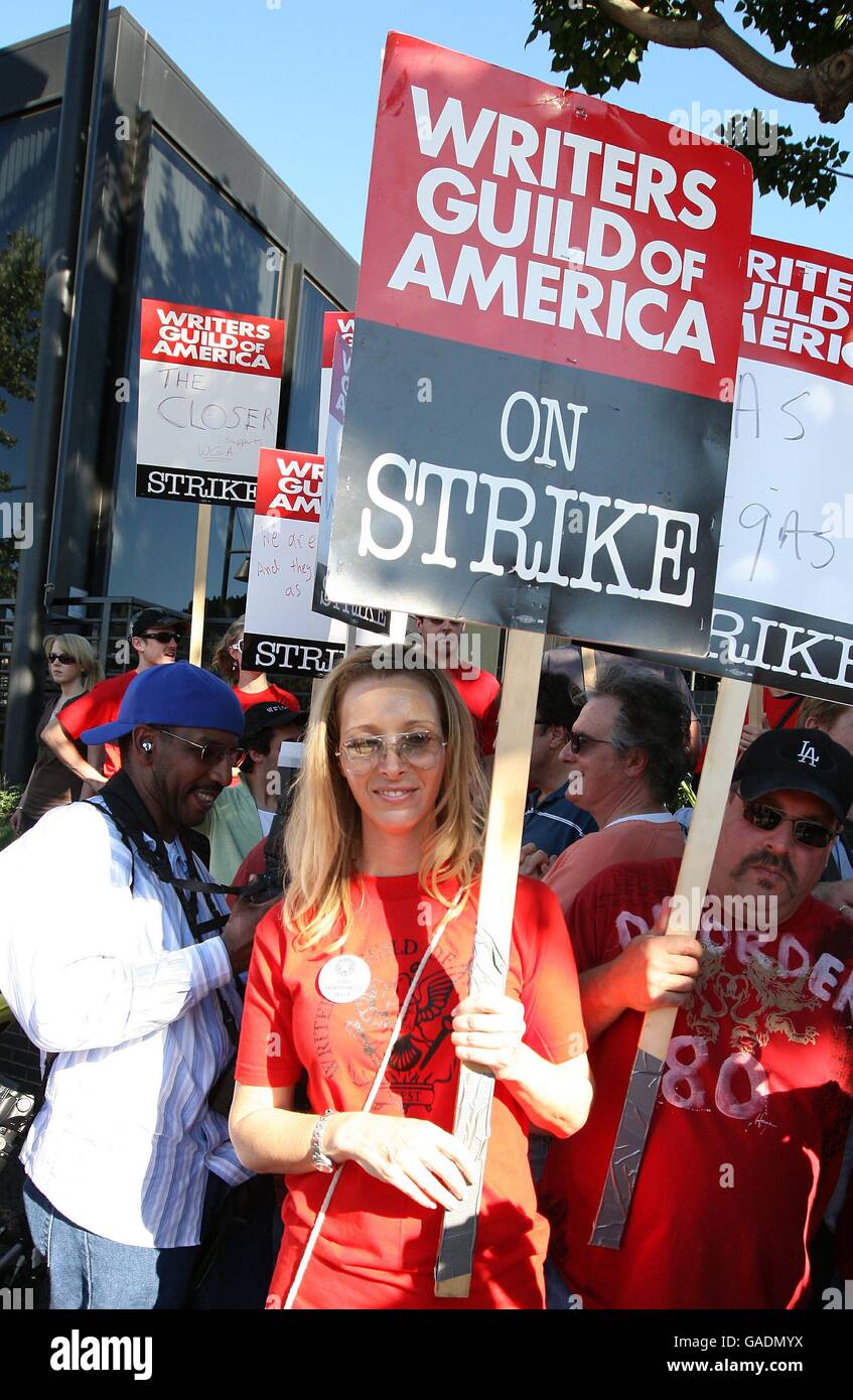 Lisa Kudrow shows her support for writers, who are currently on strike ...