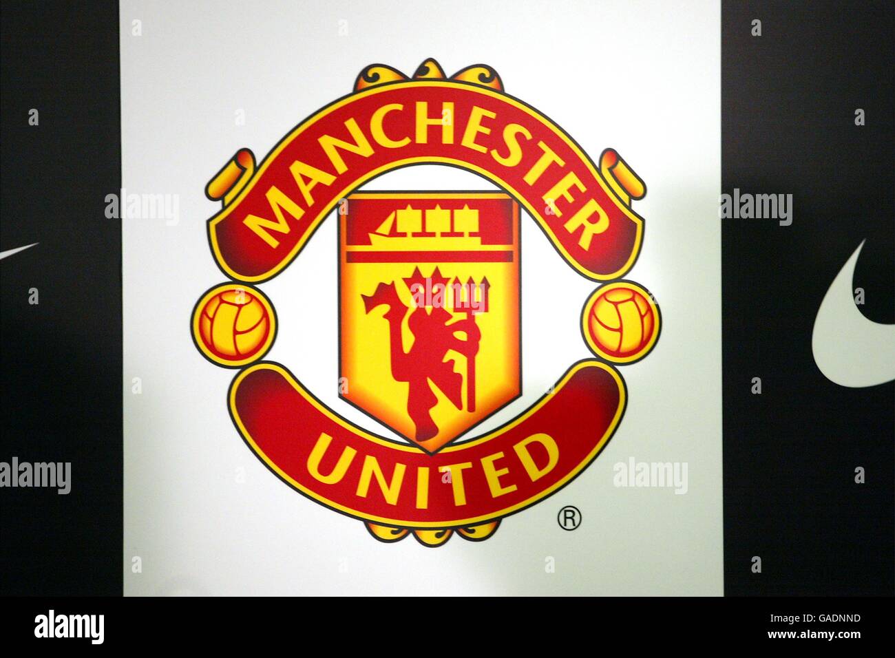 Man utd badge hi-res stock photography and images - Alamy