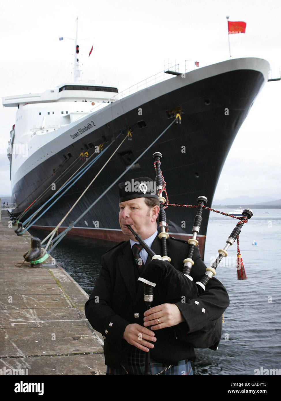 QE2 celebrates 40th Birthday. Piper John Black from Johnston Pipe Band ...