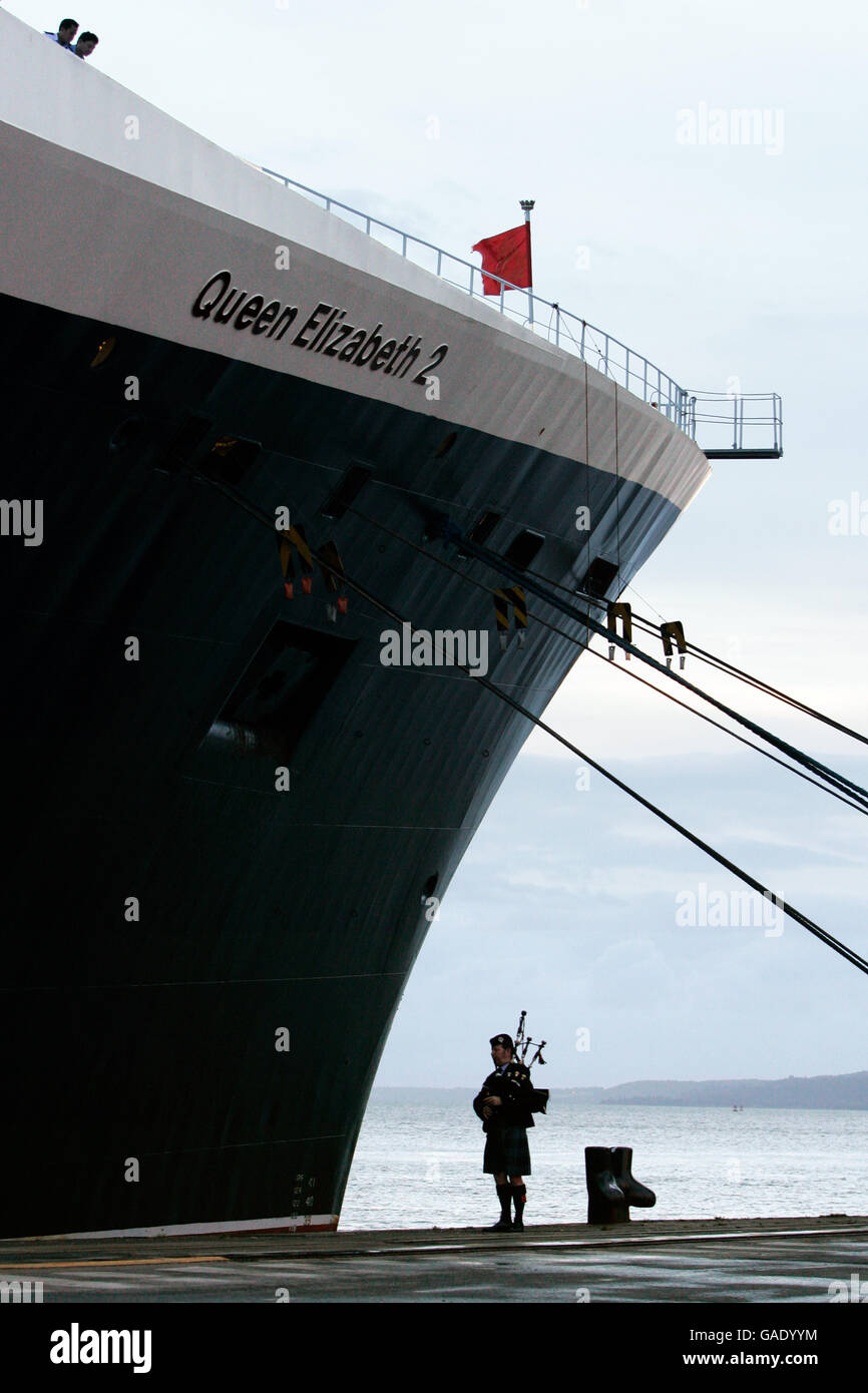 Piper John Black from Johnston Pipe Band plays as the QE2 arrives at ...