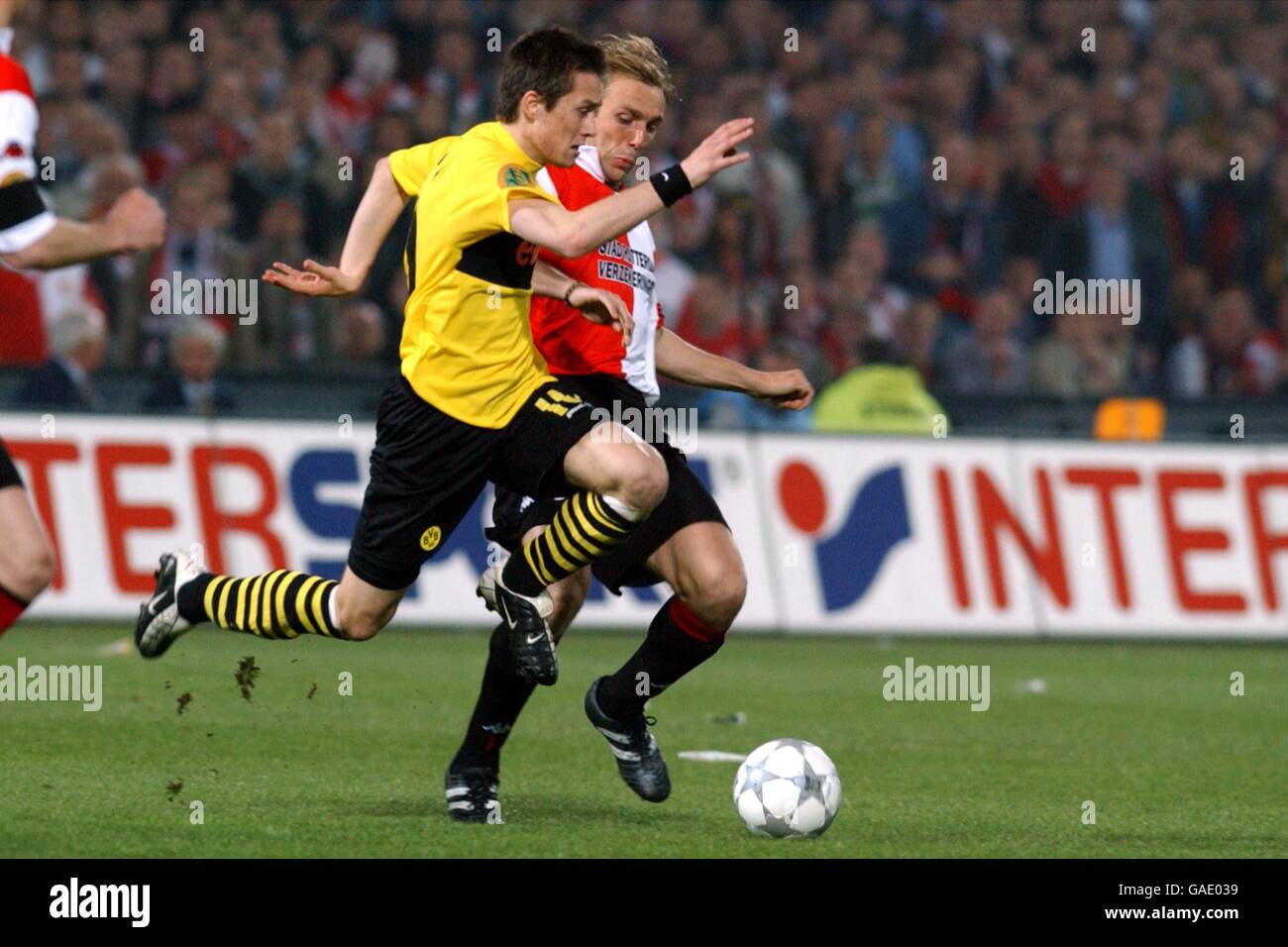 Borussia Dortmund's Tomas Rosicky (l) takes on Feyenoord's Paul Bosvelt ...