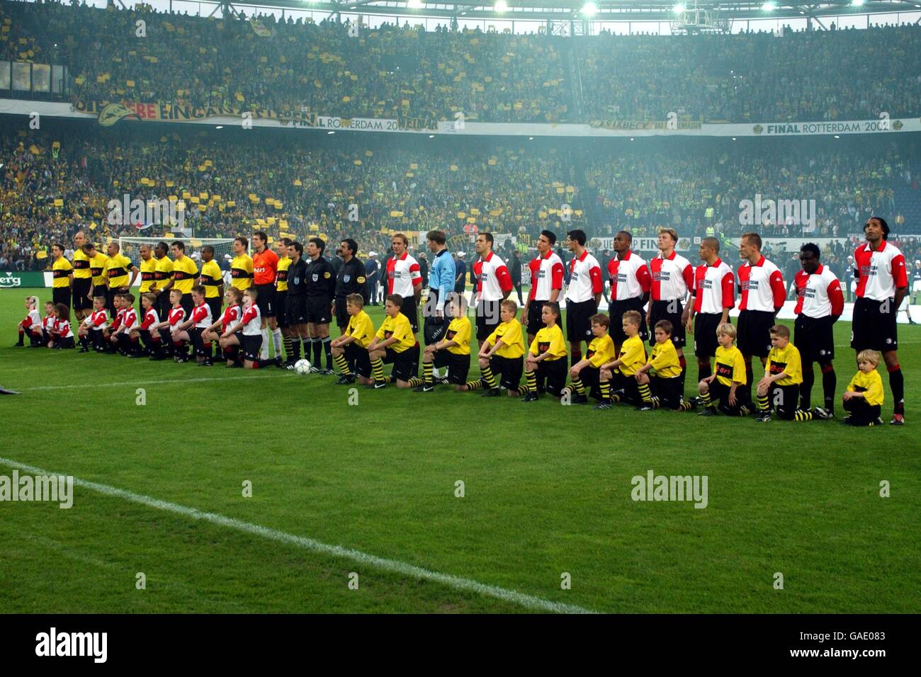 Teams line up before game hi-res stock photography and images - Alamy
