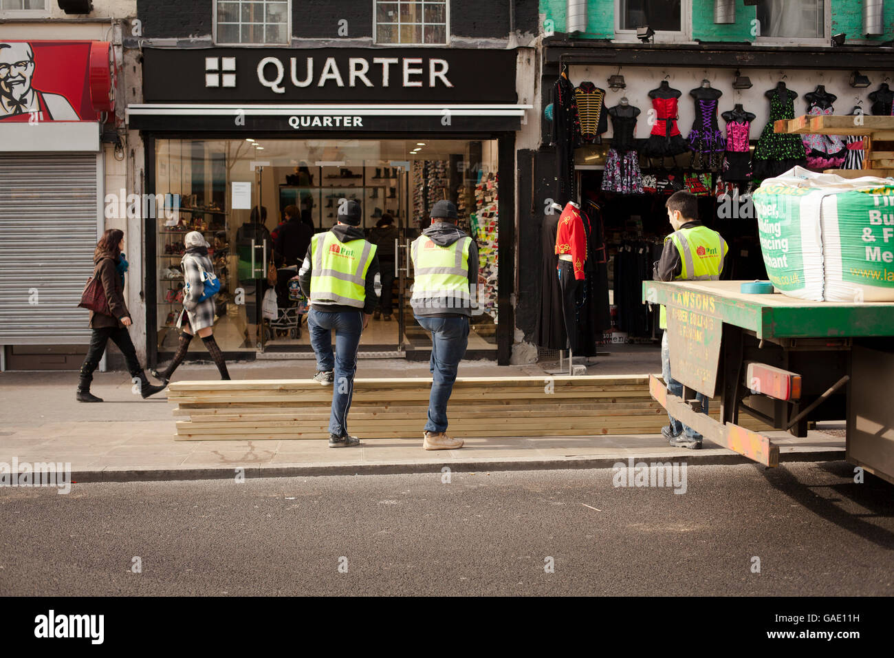 Builders lorry hi-res stock photography and images - Alamy