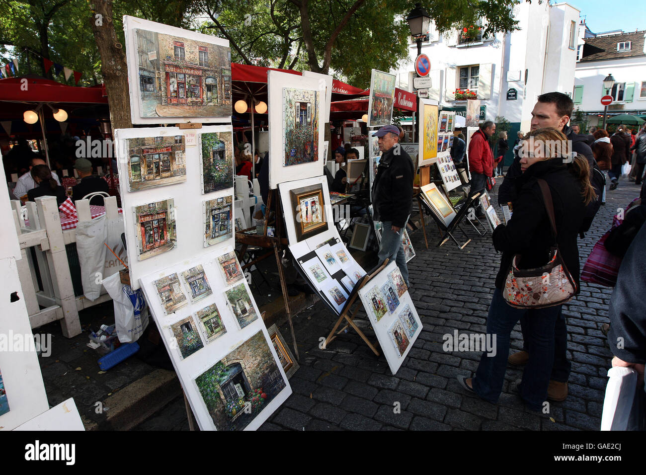 Artists in montmartre paris hi-res stock photography and images - Alamy