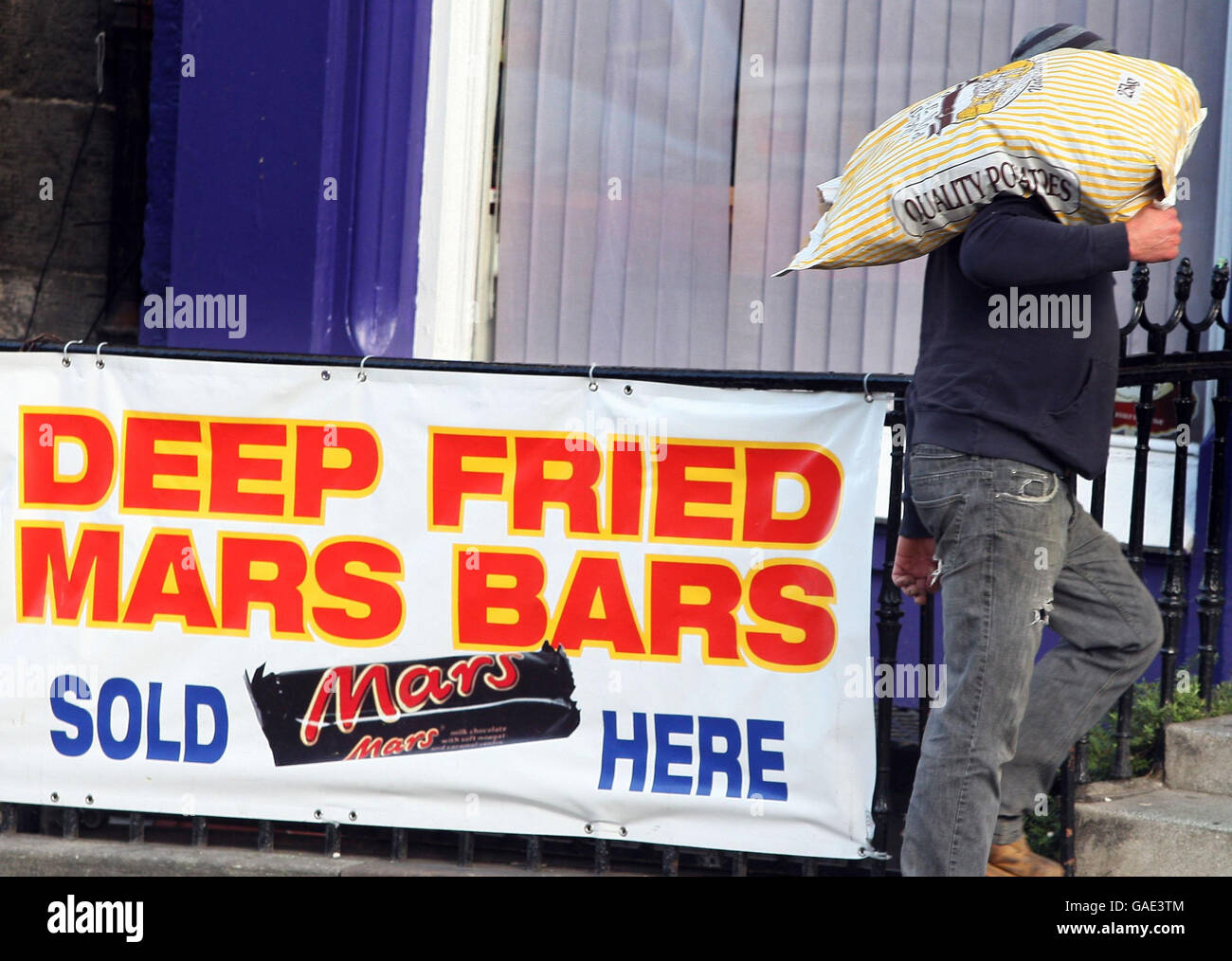 Mars bars eating hi-res stock photography and images - Alamy