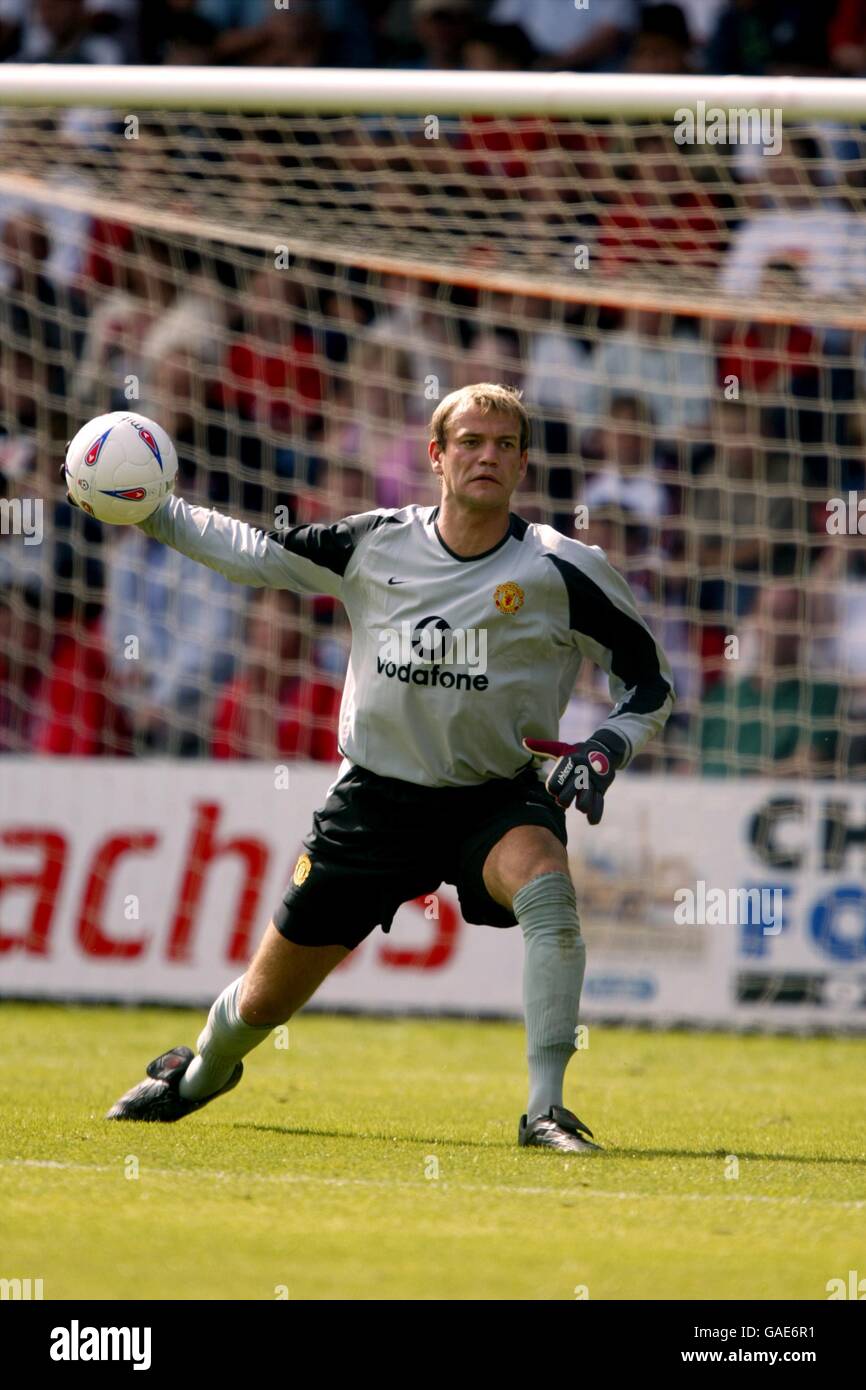 Manchester united goalkeeper roy carroll hi-res stock photography and ...