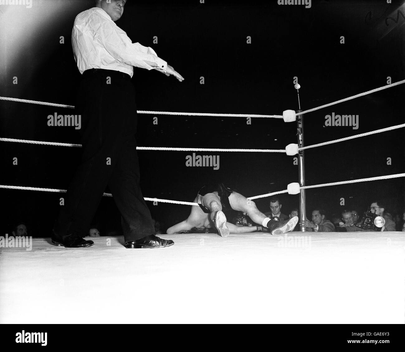 Boxing - British Empire Heavyweight Championship - Henry Cooper v Joe ...