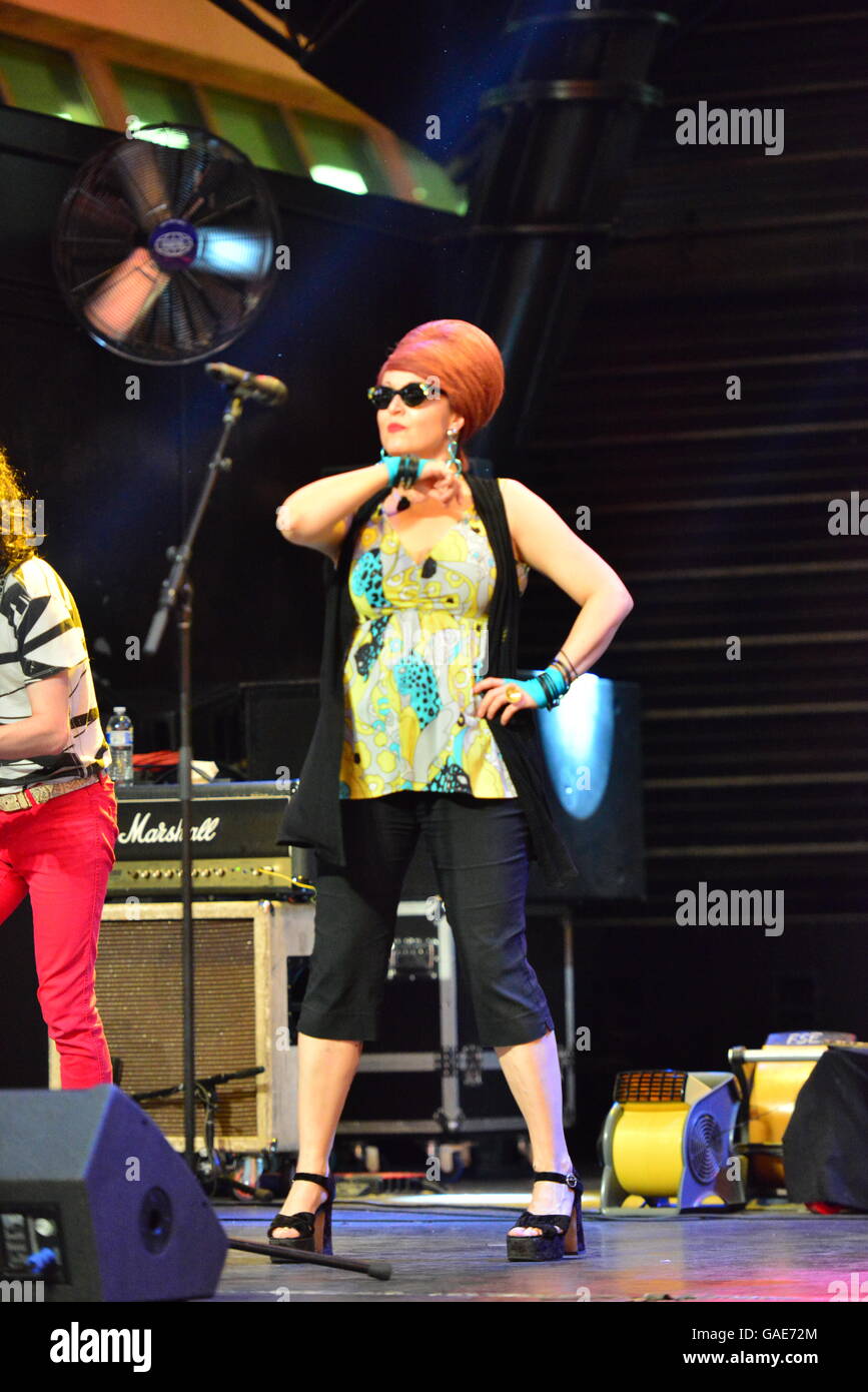 Female singer with red hair hi-res stock photography and images - Alamy