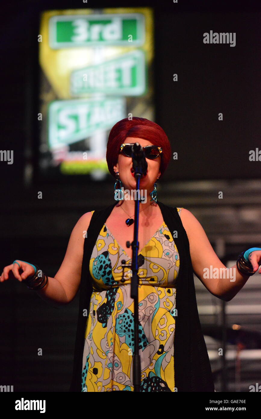 Female singer with red hair hi-res stock photography and images - Alamy