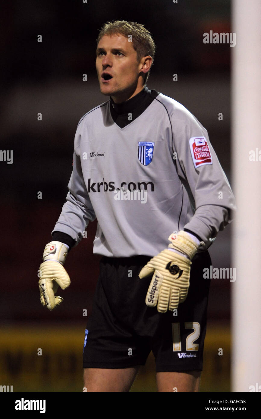 Gillingham goalkeeper simon royce hi-res stock photography and images ...
