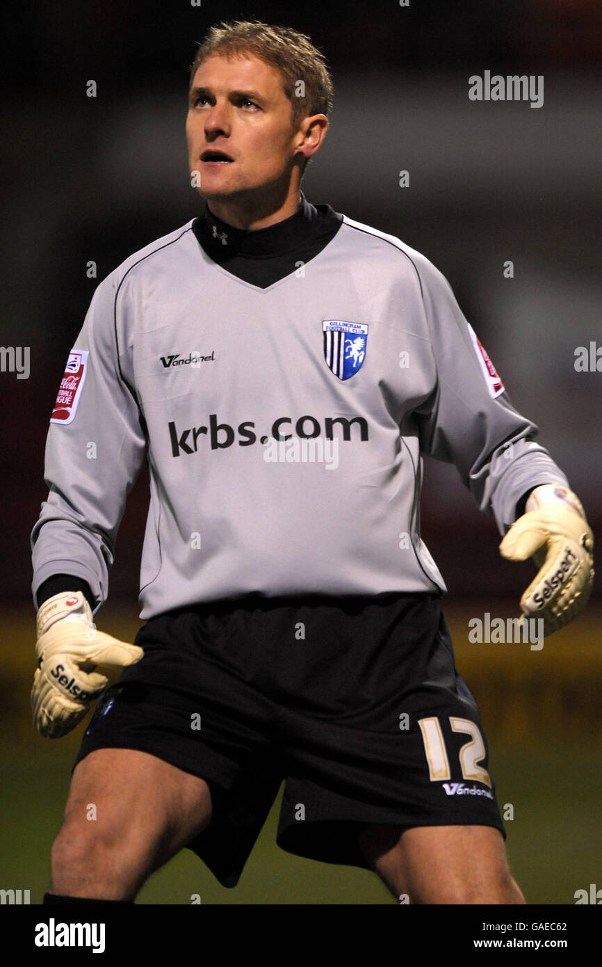 Gillingham goalkeeper simon royce hi-res stock photography and images ...