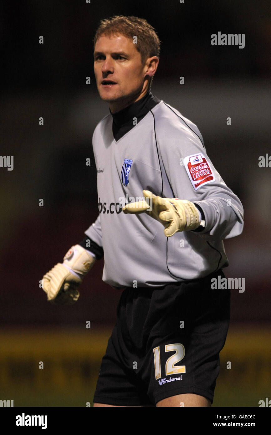 Gillingham goalkeeper simon royce hi-res stock photography and images ...