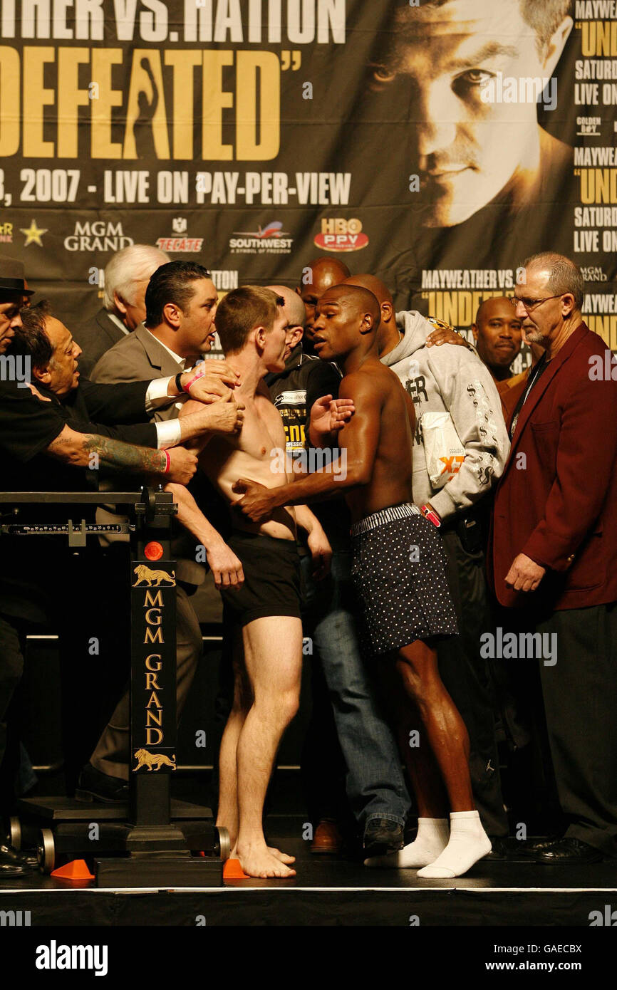 Barefoot boxing hi-res stock photography and images - Alamy