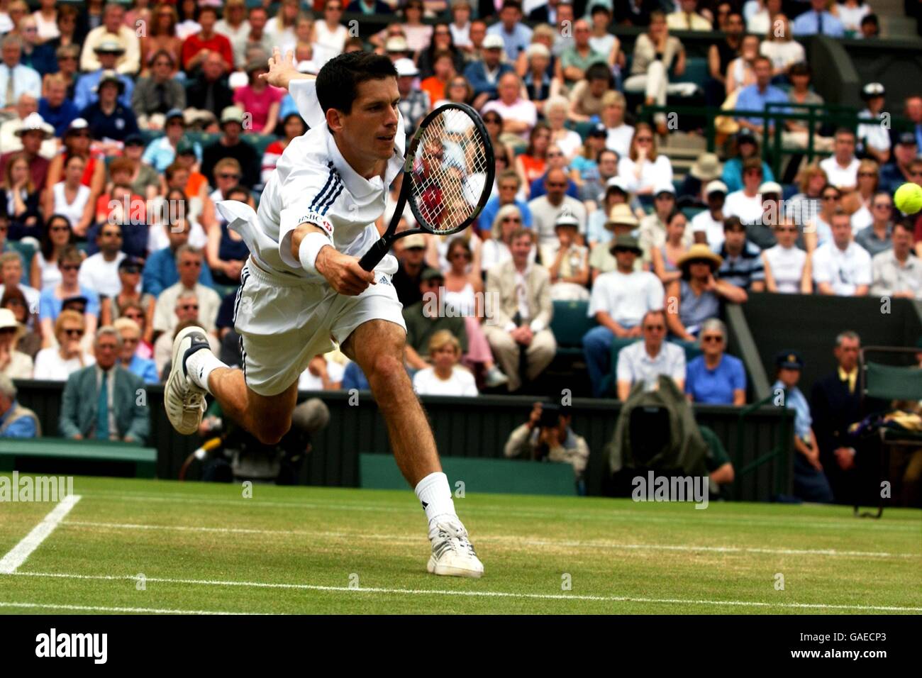 Sport tennis wimbledon 2002 action tim henman hi-res stock photography ...